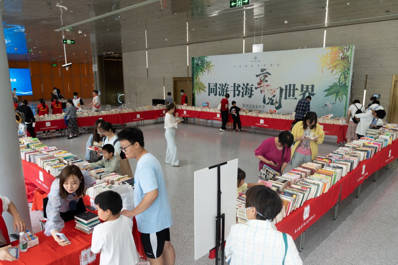 上海图书馆开展“同游书海享阅世界”图书交流嘉年华活动-新闻 - 上海图书馆